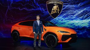 Rainbow Theme Lamborghini On Road - DriveSpark News