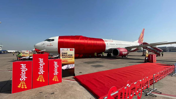 पूरे भारत में पूरी हुई 100 करोड़ Covid-19 वैक्सिनेशन, SpiceJet ने कुछ ...