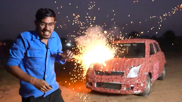 Firecrackers On Car | वायरल वीडियो: कार में लगाए 10,000 पटाखे, जानिए ...