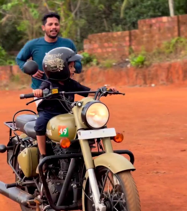 4 year old kid Riding Bullet: वीडियो में दिखाया गया है कि कैसे बच्चा ...