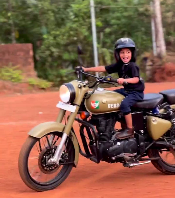4 year old kid Riding Bullet: वीडियो में दिखाया गया है कि कैसे बच्चा ...