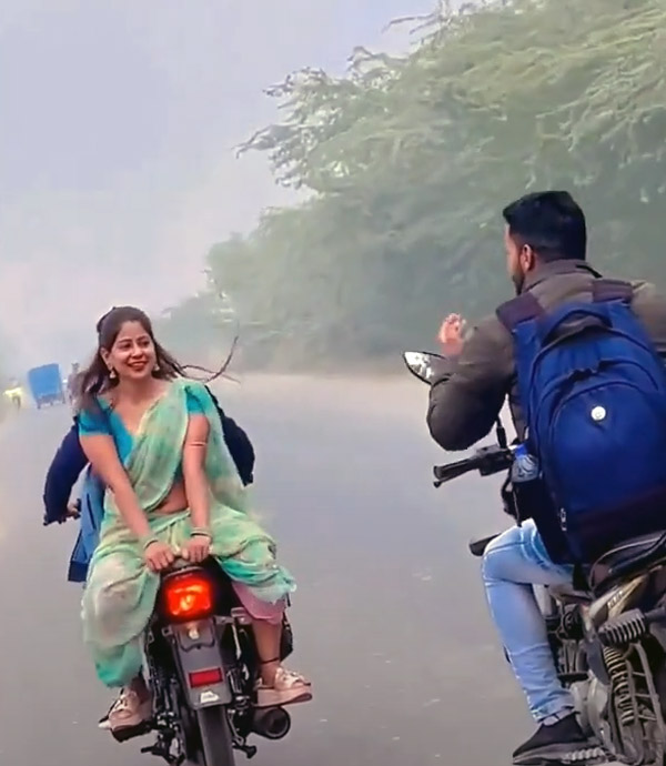 Women Kissing Reel on Moving bike to everyone : अजब-गजब बाइक स्टंट का ...