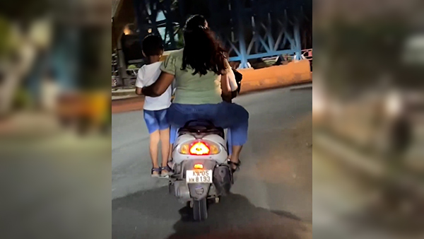 Couple Rides Scooty with Child Standing on Footrest : बेंगलुरु जैसे बड़े शहरों में लोग ट्रैफिक ...