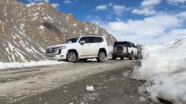 Land Rover Defender Rescue Toyota Land Cruiser Got Stuck in Snow ...
