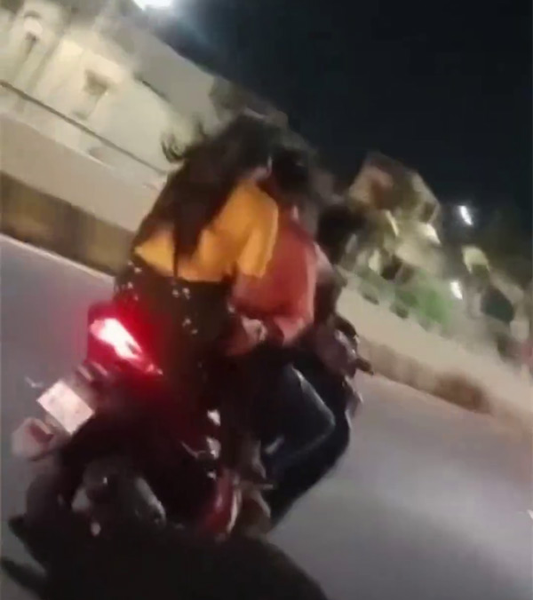 Viral Video of Couple Romance on Scooter : चलती स्कूटी पर कपल का गजब रोमांस, वीडियो वायरल ...