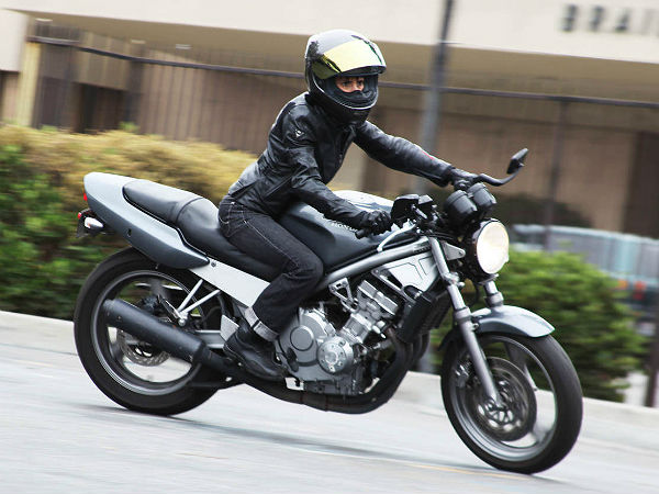 How To Ride A Motorcycle: 10 Easy Steps For Beginners - DriveSpark