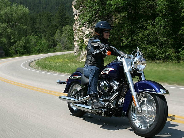 How To Ride A Motorcycle: 10 Easy Steps For Beginners - DriveSpark
