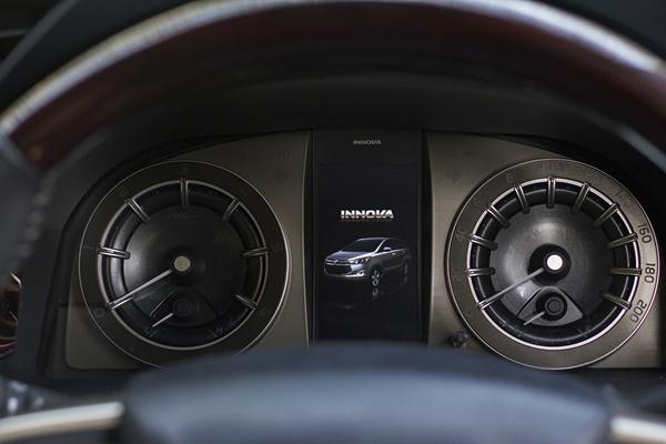 Toyota Innova Crysta Automatic Test Drive Review - DriveSpark Reviews