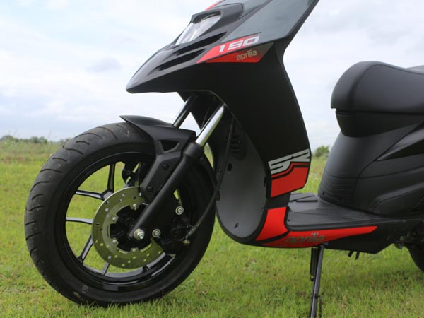 Aprilia SR150 MotoScooter First Ride & Impressions - DriveSpark Reviews