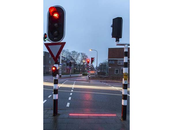 This Town Put Traffic Lights On The Ground For Smartphone-Addicted ...