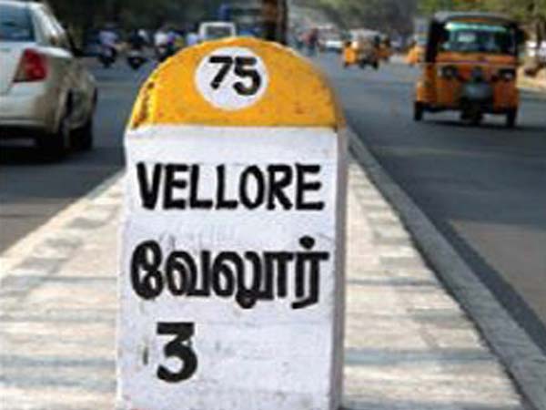 English Replaces Hindi On Highway Milestones - DriveSpark News