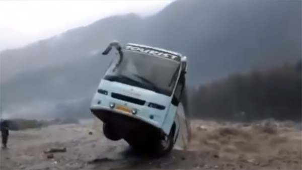 Manali Floods: Tourist Bus Falls Into Beas River — Watch The Shocking Video Of The Manali Bus ...