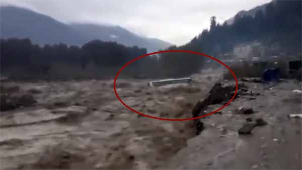 Manali Floods: Tourist Bus Falls Into Beas River — Watch The Shocking Video Of The Manali Bus ...