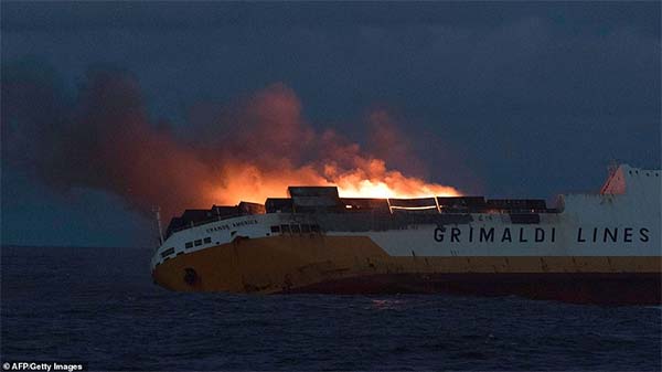 Container Ship With 2,000 Cars Including Porsche 911 GT2 RS Sinks In ...