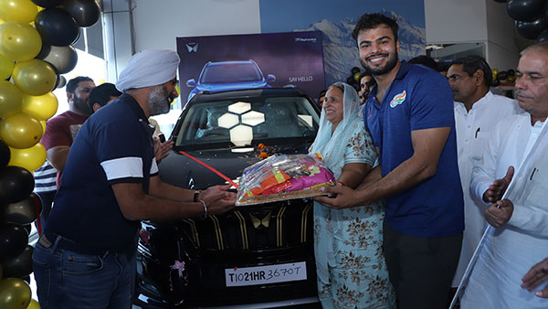 Mahindra XUV700 Gold Edition Delivered To Paralympic Gold Medalist ...
