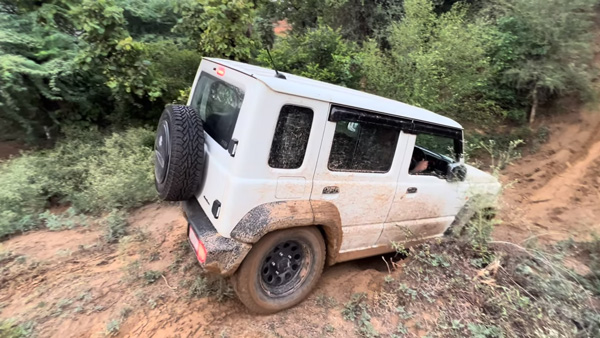 Maruti Suzuki Jimny Rescues Mahindra Thar – Later Both SUVs Get Rescued ...