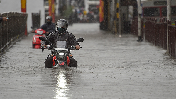 Essential Guidelines For Riding Your Two-Wheeler During Monsoons - Must ...