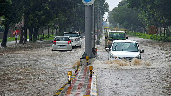 How To Drive On Flooded Roads – Monsoon Driving Tips - DriveSpark