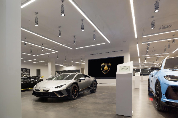 Lamborghini Unveils New Dealership In Cologne With Hybrid Super SUV ...
