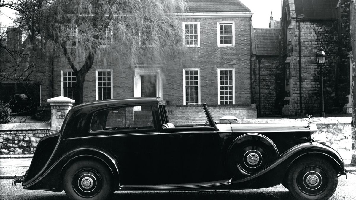 Exploring The Rolls-Royce Phantom III: A V12 Engine Legacy - DriveSpark ...