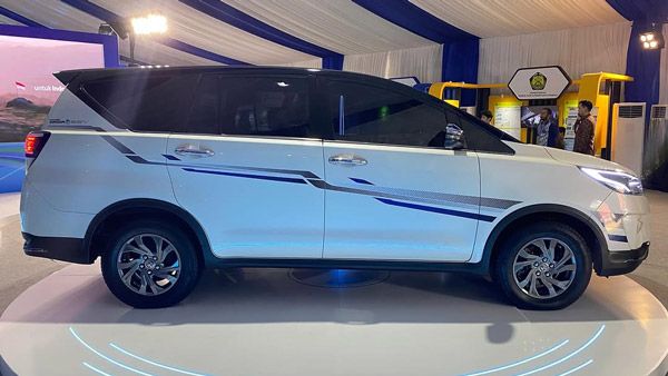 Toyota 'Innova Crysta Electric' Debuts: 59.3kWh Battery Pack, 180hp ...