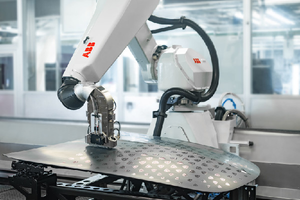 ABB PixelPaint Technology Introduced At Mercedes-Benz Sindelfingen Plant - DriveSpark News