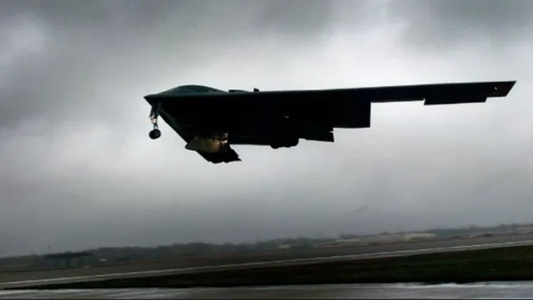 Northrop B2 Bomber: What Makes This "37-Year-Old" Airplane Scary ...