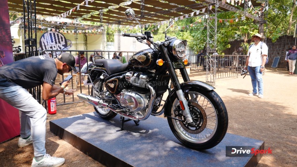 Royal Enfield Bullet 650 Showcased At Motoverse 2025 - Debut In India ...