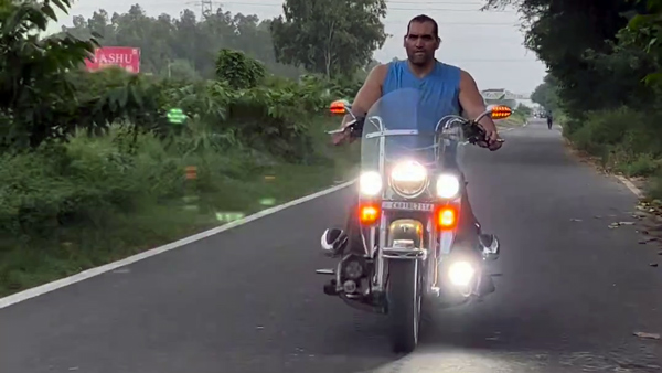 ಹೆಲ್ಮೆಟ್ ಇಲ್ಲದೆ ದಿ ಗ್ರೇಟ್ ಖಲಿ ಬೈಕ್ ರೈಡ್: ಚಿಕ್ಕದಾಗಿ ಕಂಡ ಬೃಹತ್‌ಕಾರದ ...