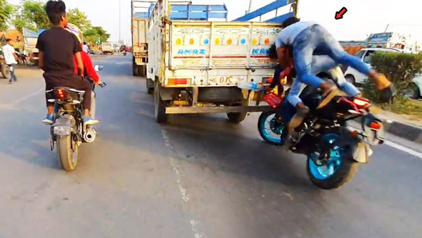 Triple Riding Bike Crash ഈ വീഡിയോ കണ്ടാല്‍ പിന്നെ ബൈക്കില്‍ മൂന്നുപേരെ ...