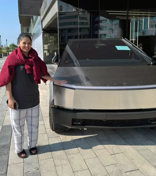 അറബിയുമായുള്ള കല്യാണം ഉടൻ, ടെസ്‌ല സൈബർട്രക്കിനൊപ്പം ചിത്രങ്ങളെടുത്ത ...