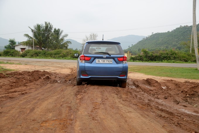 Honda Mobilio Images [HD]: Honda Mobilio Interior & Exterior Photo ...