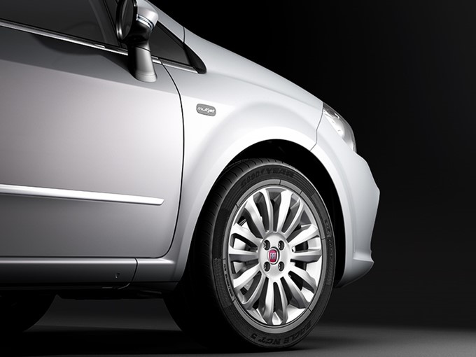 Fiat Linea Images [HD]: Fiat Linea Interior & Exterior Photo Gallery ...