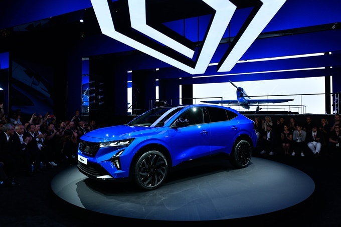 Renault Rafale Images [HD]: Renault Rafale Interior & Exterior Photo ...