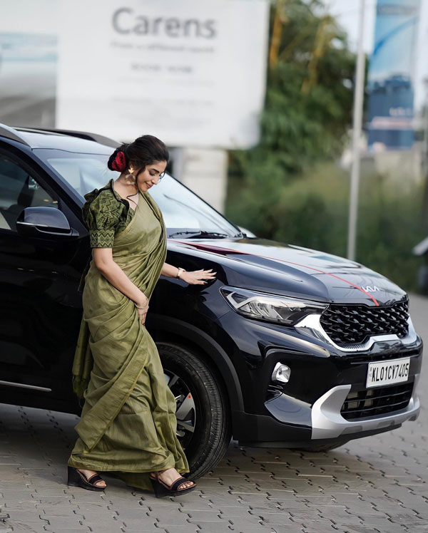 எஸ்-பிரஸ்ஸோ காரை ஓட்டிட்டு இருந்த நடிகை... இப்ப எவ்வளவு சூப்பரான காரை ...