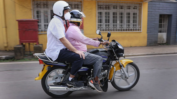 Two Wheeler Safety Tips: டூவீலர்ல பின்னாடி உக்காந்து போகும்போது கை எங்க ...