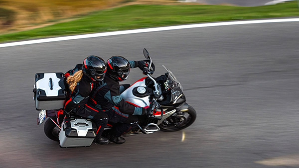 Two Wheeler Safety Tips: டூவீலர்ல பின்னாடி உக்காந்து போகும்போது கை எங்க ...