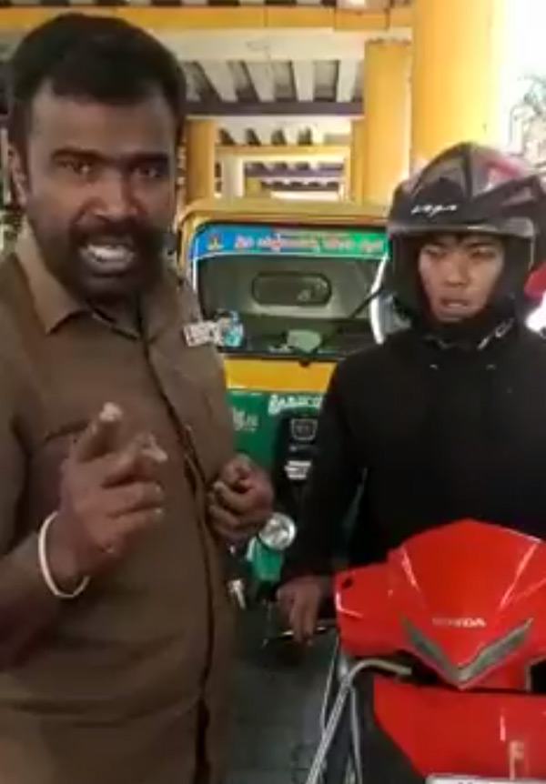 Bengaluru Auto Driver: இருந்தாலும் ஆட்டோ டிரைவருக்கு இவ்வளவு கோவம் ...