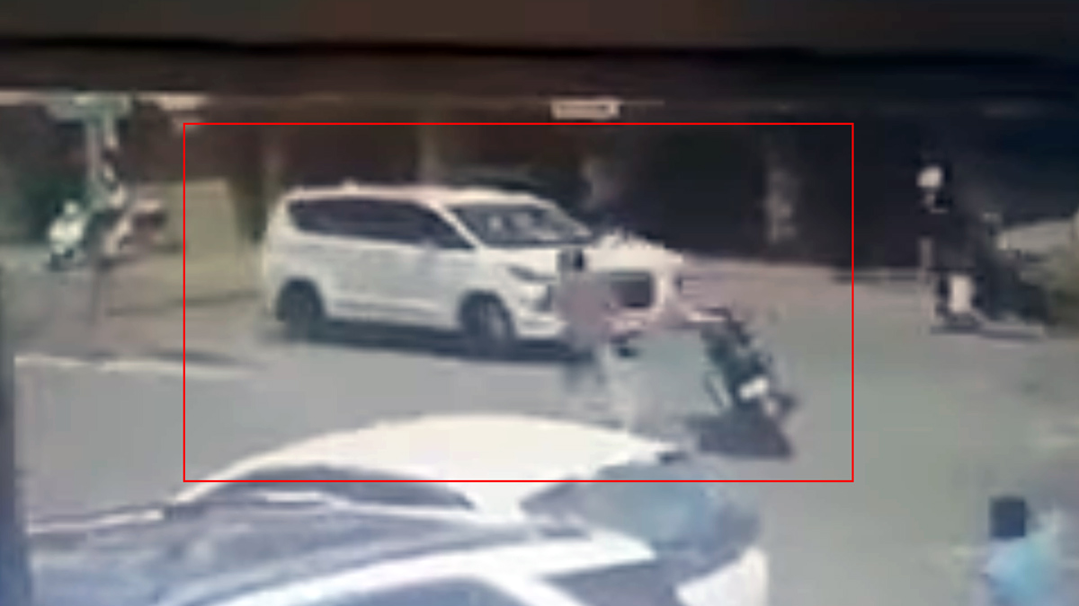 Toyota Innova Crysta Roll Backwards After Driver Forgets To Engage ...