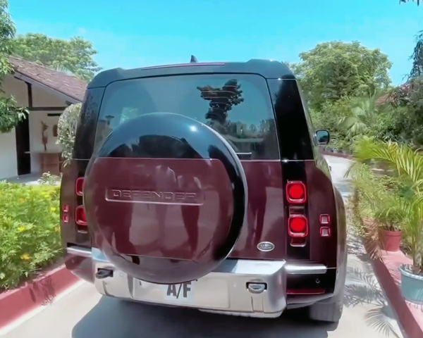 Baba Ramdev Drove Land Rover Defender 130 : பளபளக்கும் புதிய டிஃபெண்டர் ...