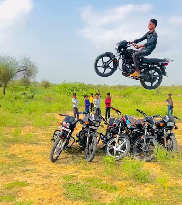 Hero Splendor Stunt Video.. இந்த பைக்கால இவ்ளோ சூப்பரா தாண்ட முடியுமா ...