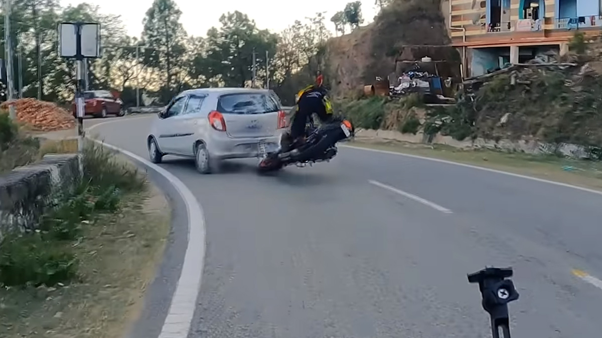 KTM Bike-Maruti Suzuki Alto Accident: கண்முன் தெரியாம பைக் ஓட்டியதால் ...