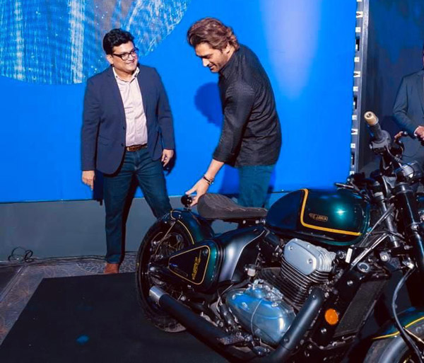 MS Dhoni Buys Custom Jawa 42 Bobber Bike.. இவ்ளோ ஸ்பெஷலானா வாகனமா இது ...