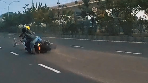 Benelli TNT 300 Bike Rider Crashes While Overtake : லட்ச ரூபாய் செலவு ...