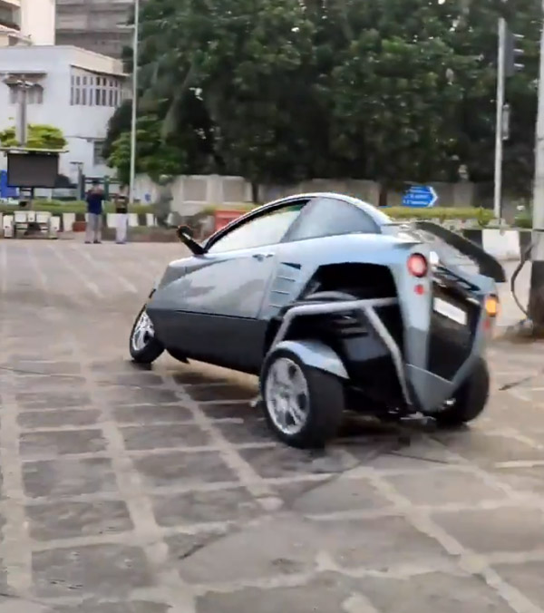 Lynx Lean Electric Tilting Car Spotted In Mumbai: இந்திய சாலைகளில் ...