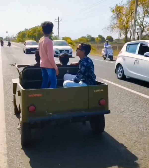 Under age Driving - Kids Drives Mini Jeep On Highway : இவ்வளவு சின்ன ...