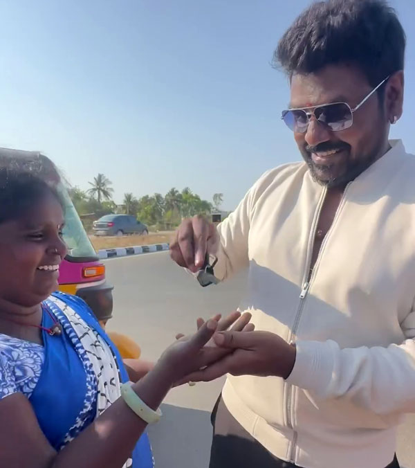 KPY Bala Gifted Auto - இதெல்லாம் செய்ய பெரிய மனசு வேணும்! சமோசா விற்ற பெண்ணிற்கு பாலா செய்த உதவி ...