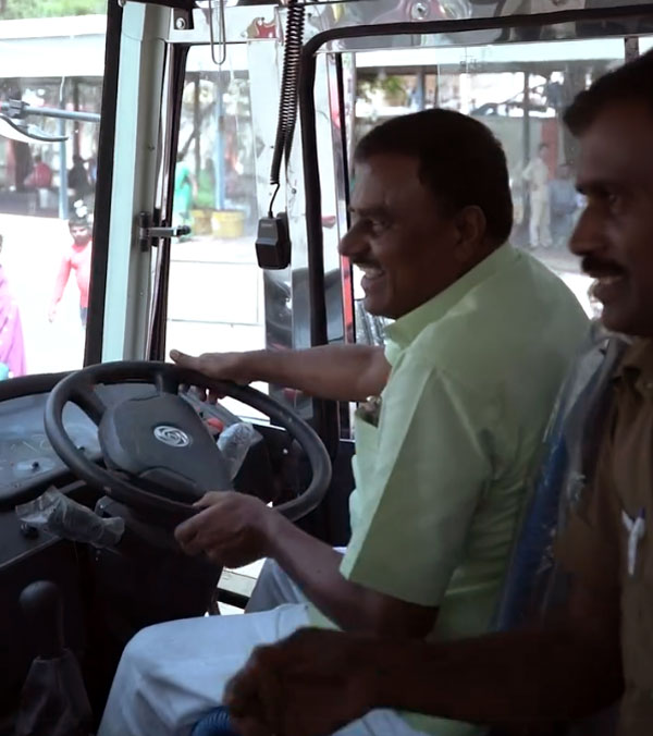 Congress MLA S. R. Srinivas Drives KSRTC Bus: டிரைவர்லாம் ஓரமா நில்லு ...