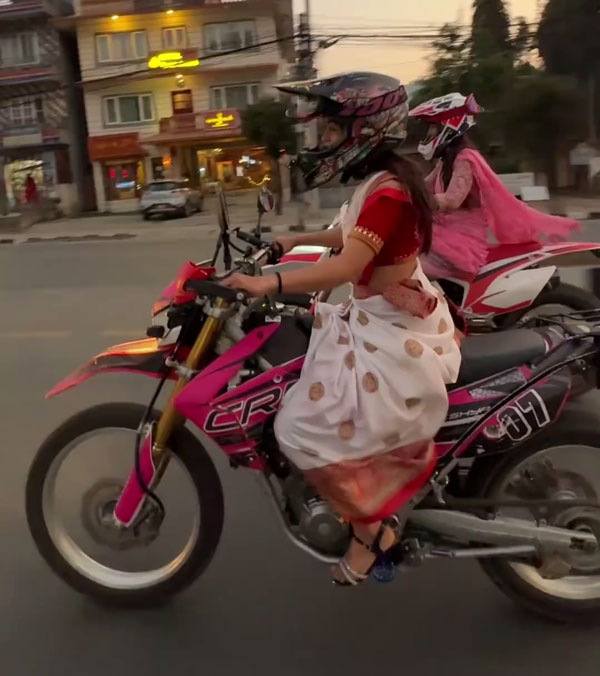 2 Young Women Rides Dirt Bikes In Saree In Nepal : இளைஞர்கள் மனதை ...
