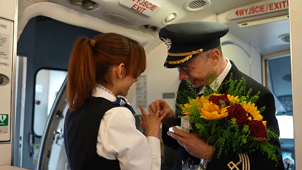 Pilot Proposal in Mid-Air - "ஐ லவ் யூ" சொல்ல ஆட்டோ பைலட் மோடை ...